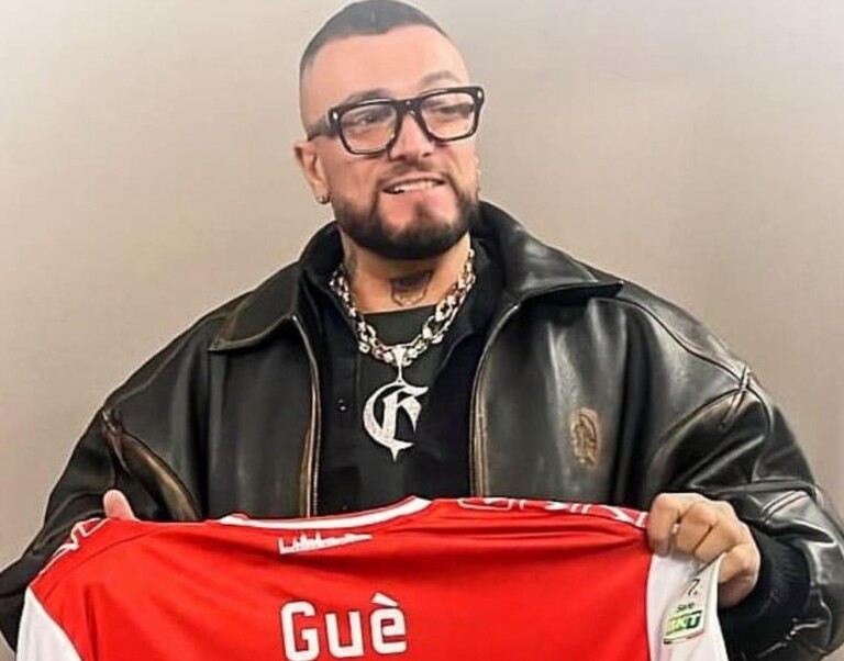 😂 "Gué con la maglia del Mantova prima di GTA VI", il rapper posa con ...